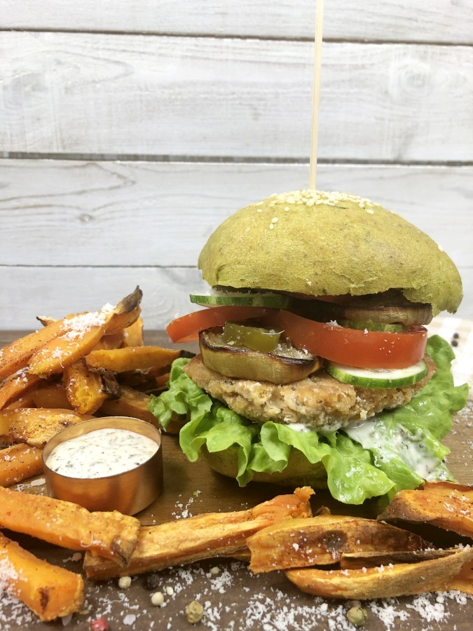 Wegetariański burger z ciecierzycy | Przepisy na widelcu