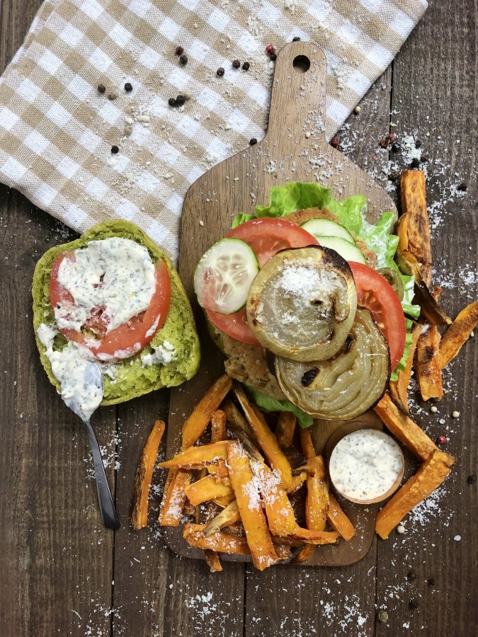 Wegetariański burger z ciecierzycy | Przepisy na widelcu