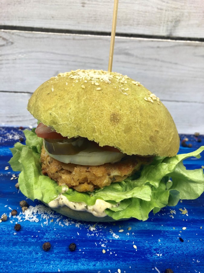 Wegetariański burger z ciecierzycy | Przepisy na widelcu